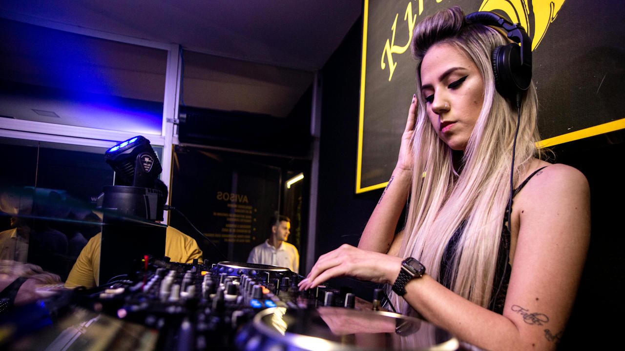 DJing : histoire et évolution d’un art qui fait danser le monde - Son ...
